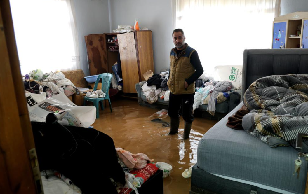 Adana’da selin ardından dram: Islak eşyalar, çamurlu sokaklar ve ...