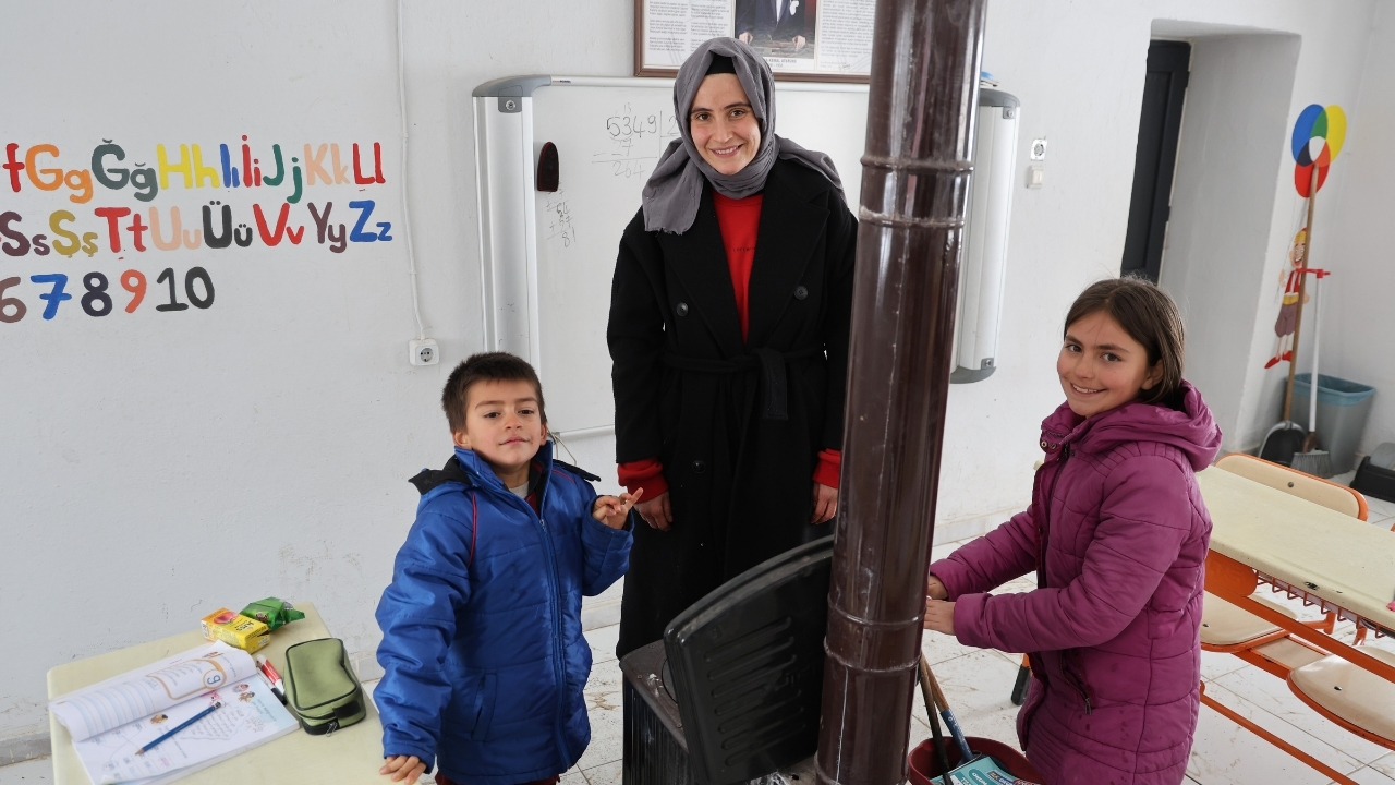 Sena öğretmen Feke'de eksi 20 derecede minik öğrencilere umut oluyor ...