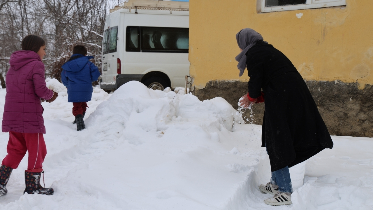 Sena öğretmen Feke'de eksi 20 derecede minik öğrencilere umut oluyor ...