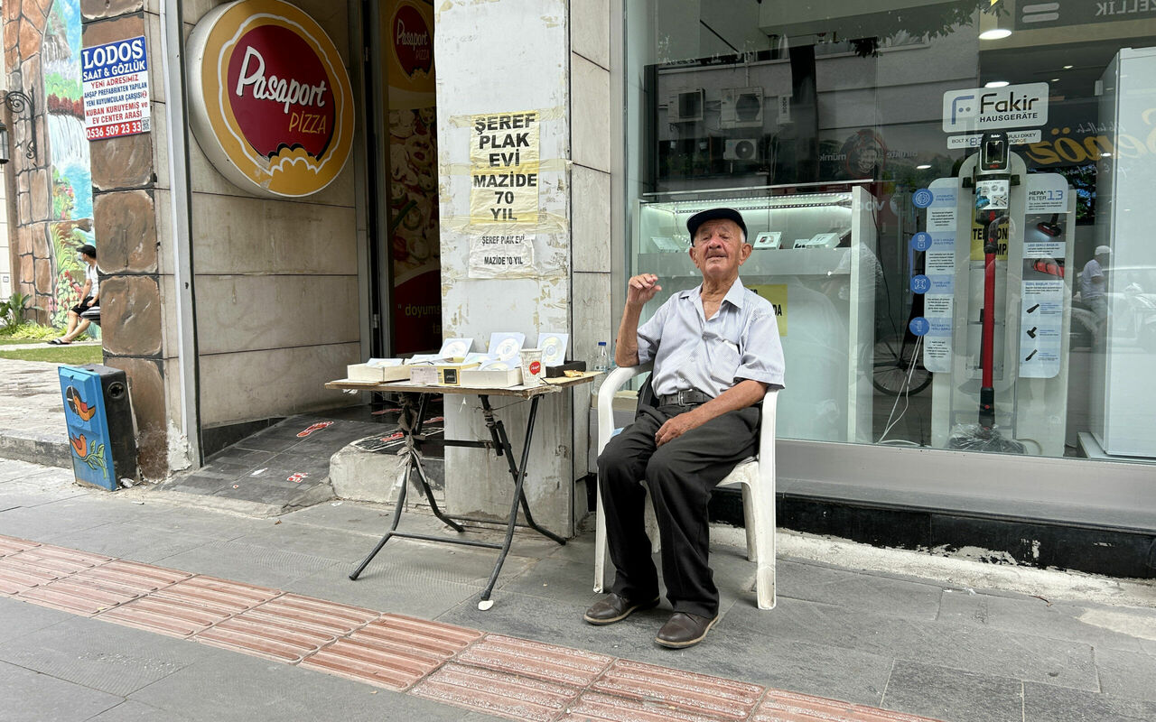 90 yaşındaki adam, 70 yıldır plak ve CD satarak mesai yapıyor - Adana ...